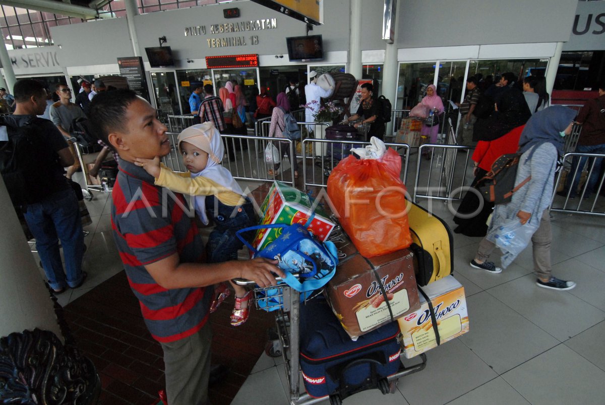 PUNCAK MUDIK BANDARA SOETTA | ANTARA Foto