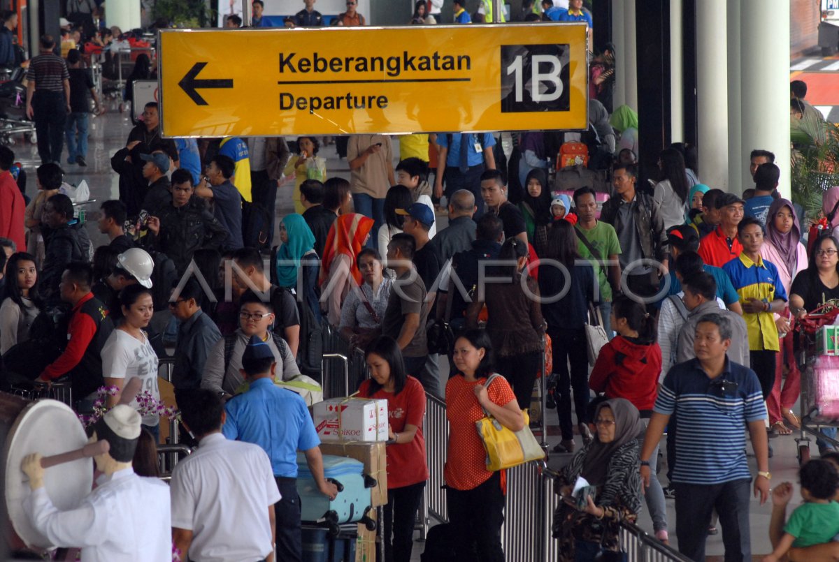 PUNCAK MUDIK BANDARA SOETTA | ANTARA Foto