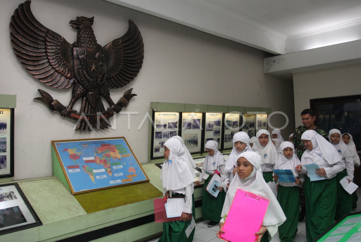 PELAJAR KUNJUNGI MUSEUM SATRIA MANDALA | ANTARA Foto PELAJAR KUNJUNGI MUSEUM SATRIA MANDALA | ANTARA Foto