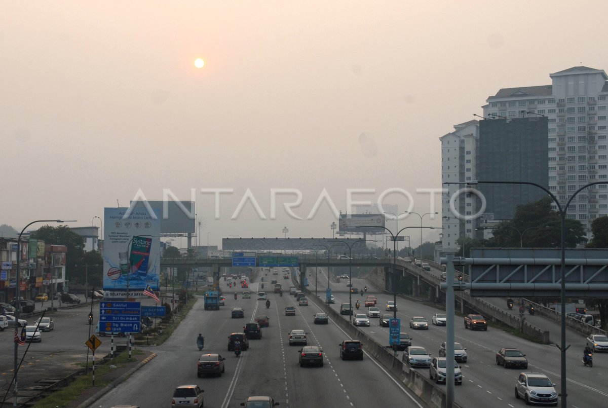 KABUT ASAP KEBAKARAN HUTAN DAN LAHAN SELIMUTI KUALA LUMPUR | ANTARA Foto KABUT ASAP KEBAKARAN HUTAN DAN LAHAN SELIMUTI KUALA LUMPUR | ANTARA Foto