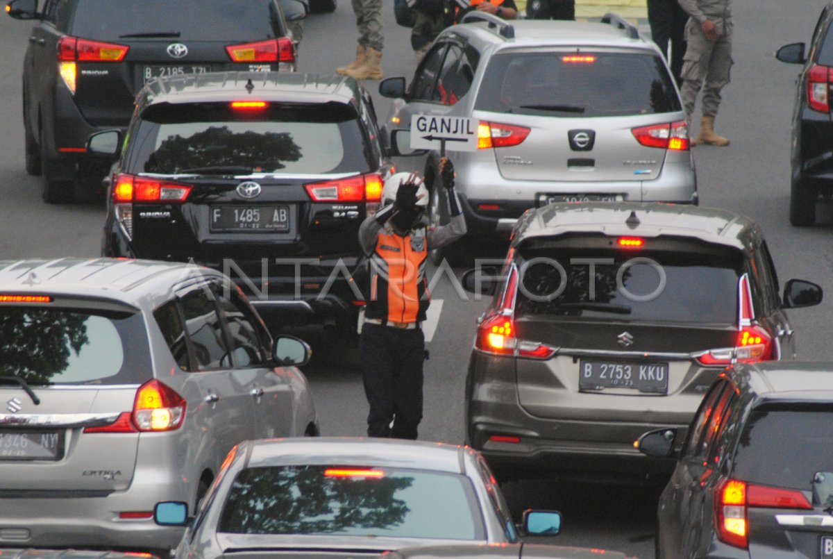 PENERAPAN KEMBALI SISTEM GANJIL-GENAP DI KOTA BOGOR | ANTARA Foto PENERAPAN KEMBALI SISTEM GANJIL-GENAP DI KOTA BOGOR | ANTARA Foto