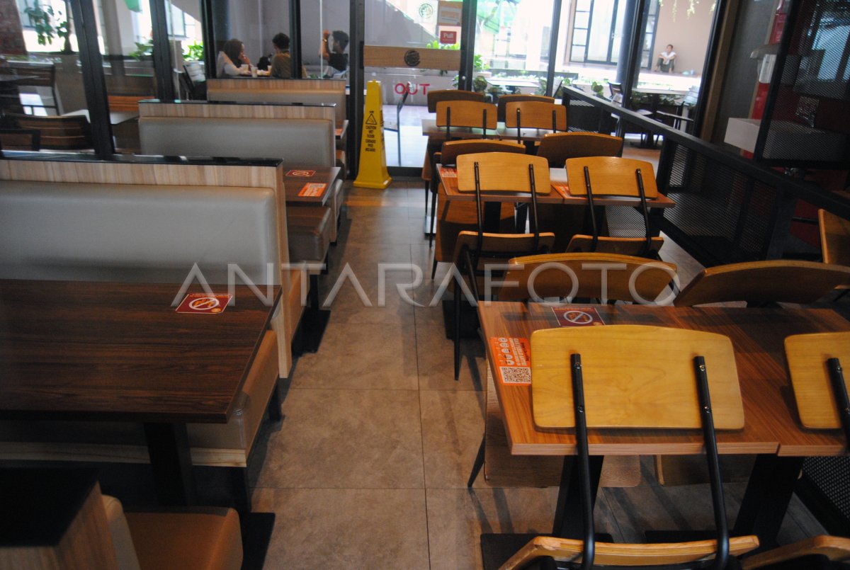 ATURAN MAKAN DI TEMPAT UNTUK RESTORAN DI KOTA BOGOR | ANTARA Foto