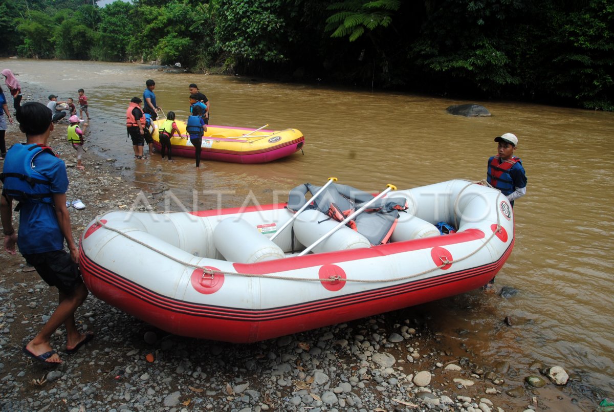 WISATA AIR DI SUNGAI CILIWUNG BOGOR | ANTARA Foto WISATA AIR DI SUNGAI CILIWUNG BOGOR | ANTARA Foto