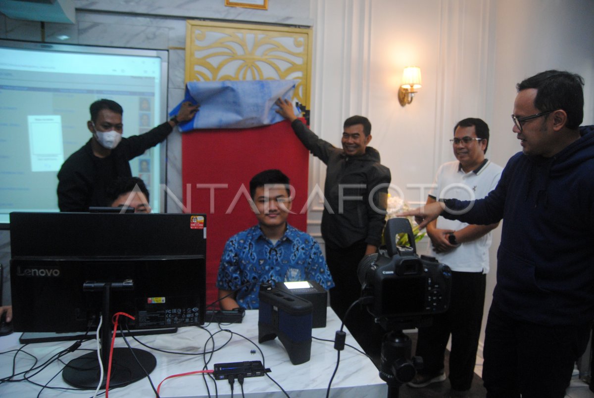 PEREKAMAN KTP ELEKTRONIK DI SEKOLAH | ANTARA Foto PEREKAMAN KTP ELEKTRONIK DI SEKOLAH | ANTARA Foto