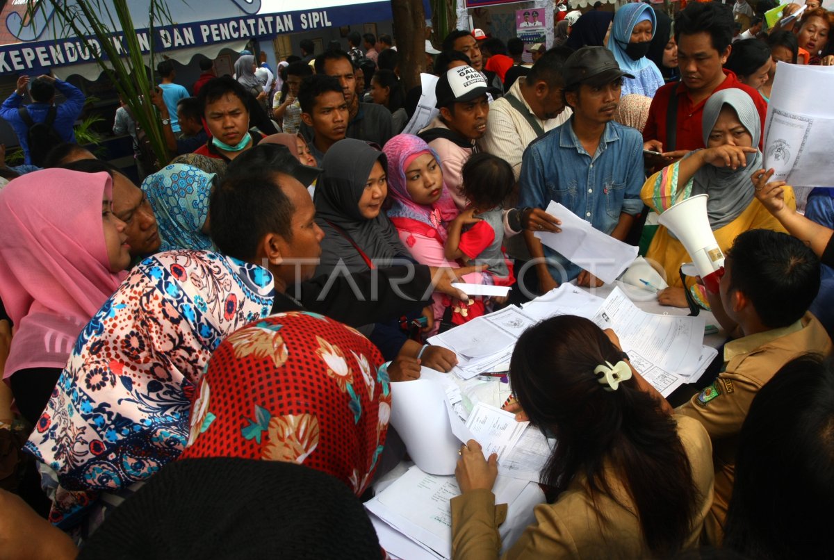 ANTRE MEMBUAT AKTE KELAHIRAN | ANTARA Foto ANTRE MEMBUAT AKTE KELAHIRAN | ANTARA Foto