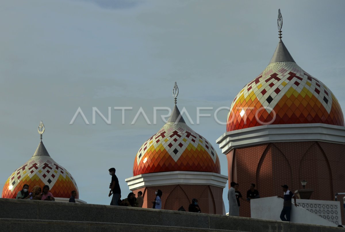 Ngabuburit Di Masjid 99 Kubah Makassar Antara Foto