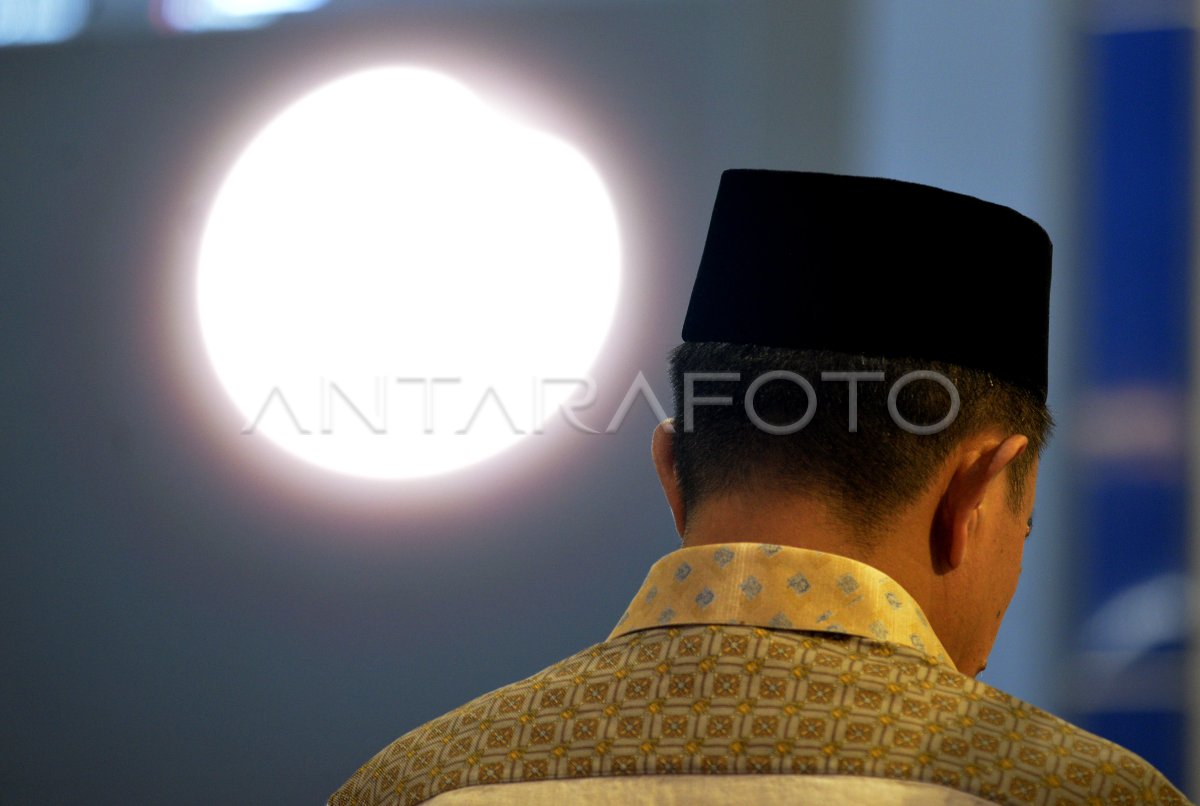 SHALAT GERHANA MATAHARI DI MAKASSAR | ANTARA Foto SHALAT GERHANA MATAHARI DI MAKASSAR | ANTARA Foto