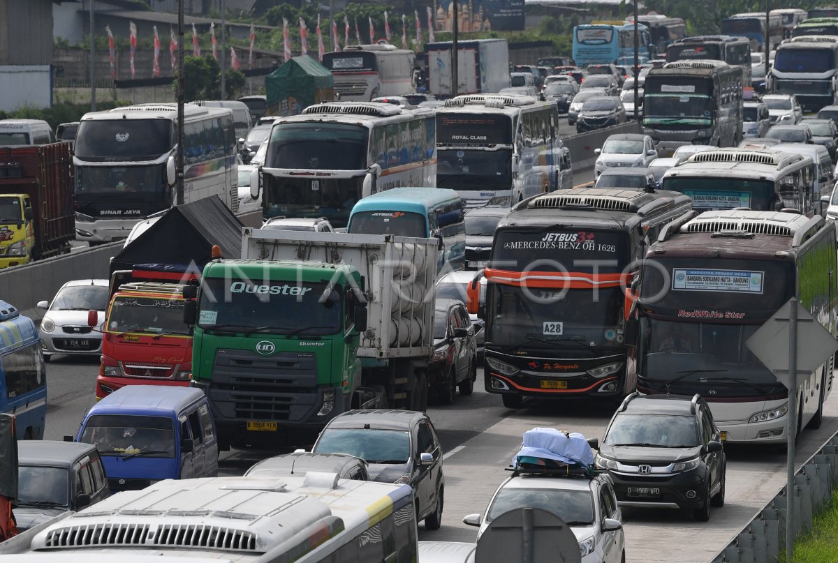 Kemacetan arus balik di Tol Jakarta-Cikampek | ANTARA Foto