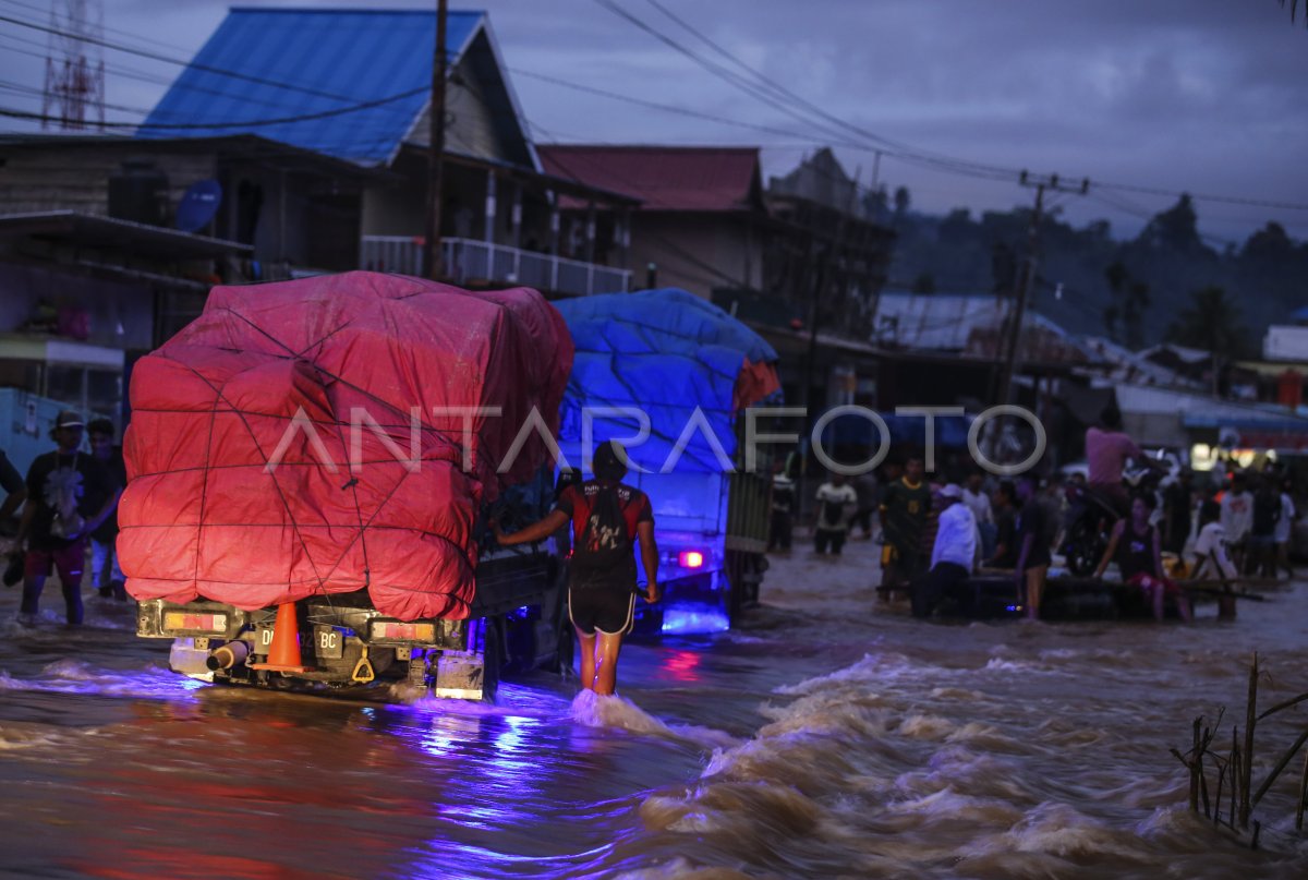 Walhi minta tetapkan status darurat bencana banjir di Halteng | ANTARA Foto