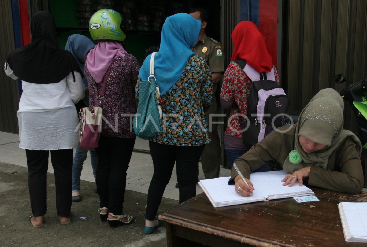 RAZIA CELANA KETAT | ANTARA Foto