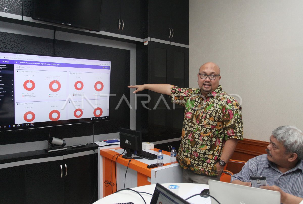 APLIKASI SISTEM INFORMASI PENGHITUNGAN SUARA (SITUNG) | ANTARA Foto