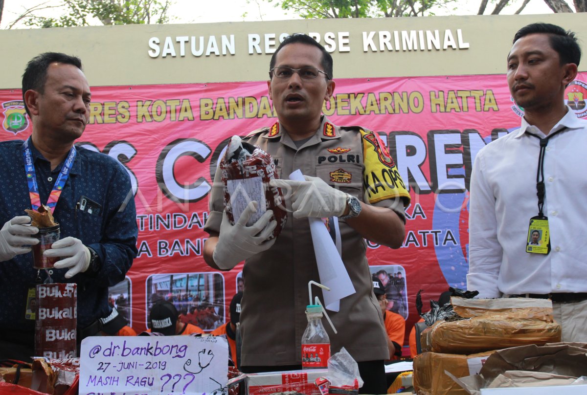 PENGUNGKAPAN PENJUALAN NARKOBA LEWAT MEDSOS | ANTARA Foto PENGUNGKAPAN PENJUALAN NARKOBA LEWAT MEDSOS | ANTARA Foto