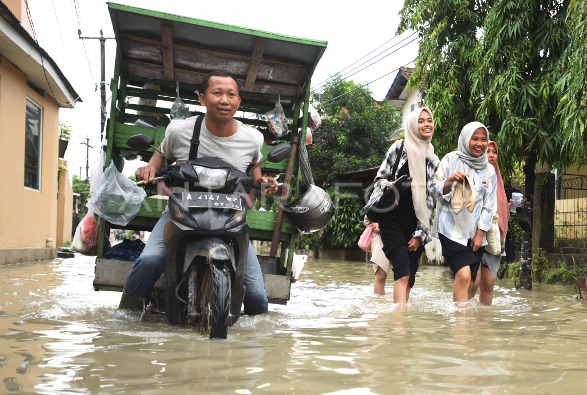 Banjir akibat drainase tersumbat | ANTARA Foto
