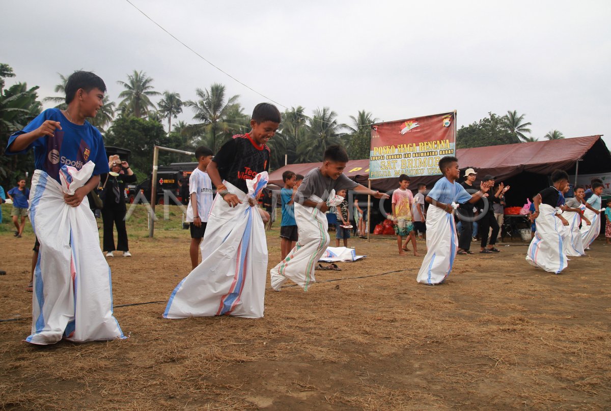 Lomba balap karung untuk pengungsi Gunung Ibu | ANTARA Foto
