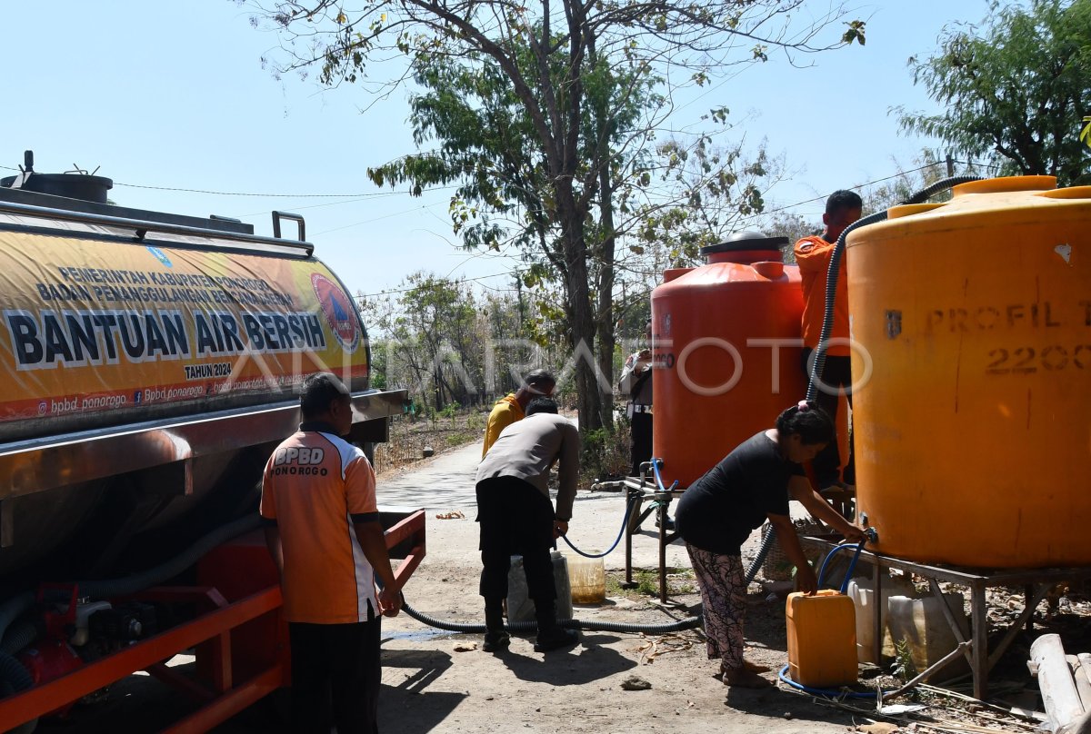 BPBD Ponorogo distribusikan air bersih untuk warga | ANTARA Foto