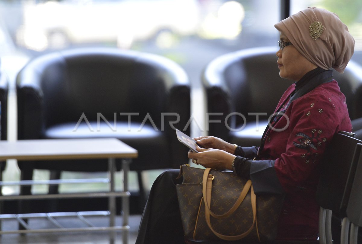 PEMERIKSAAN SEKJEN DPR | ANTARA Foto PEMERIKSAAN SEKJEN DPR | ANTARA Foto