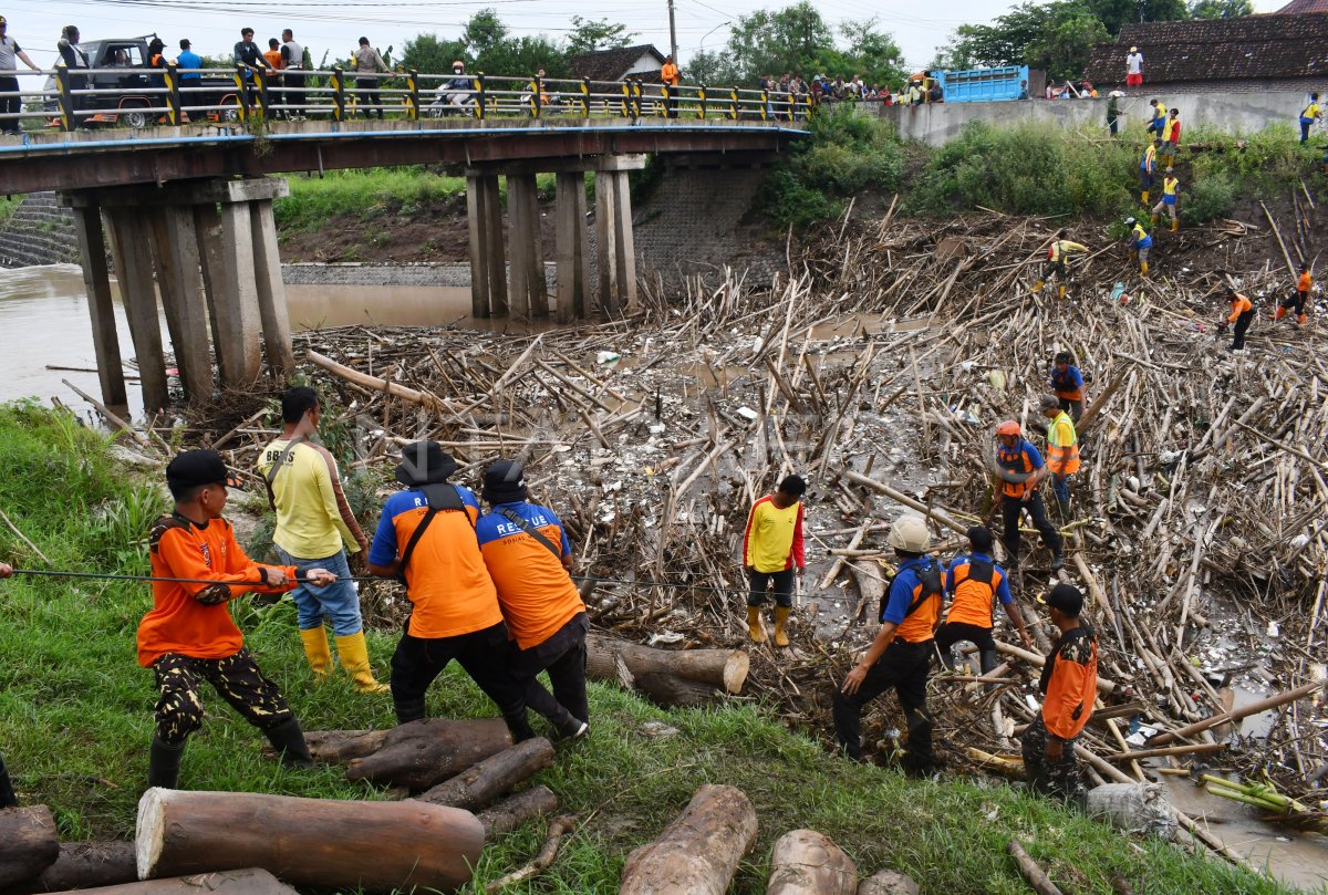 PEMBERSIHAN SAMPAH SUNGAI GUNA MITIGASI BENCANA | ANTARA Foto