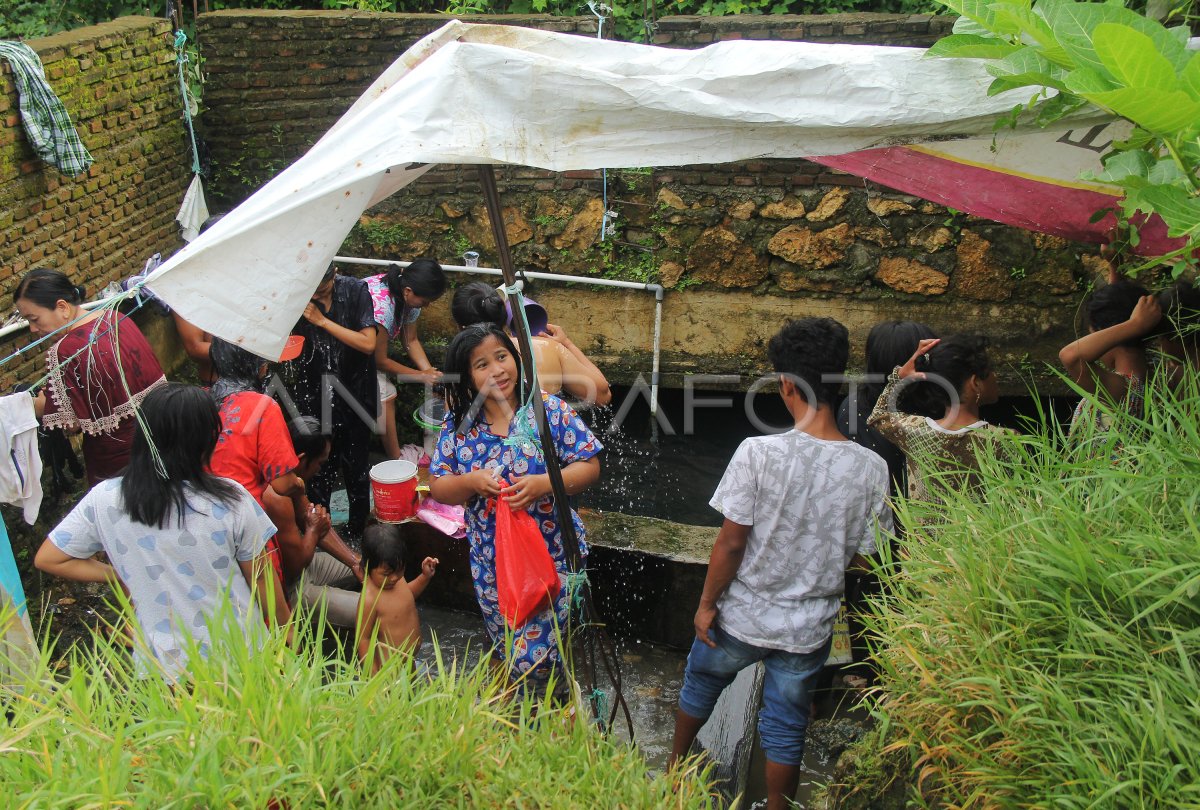 KEBUTUHAN AIR BERSIH DI TEMPAT PENGUNGSIAN | ANTARA Foto KEBUTUHAN AIR BERSIH DI TEMPAT PENGUNGSIAN | ANTARA Foto