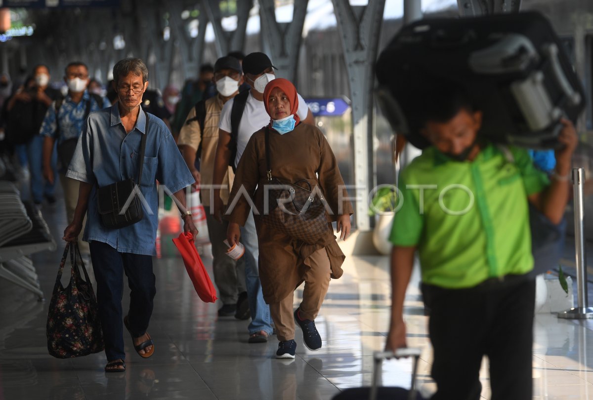 ARUS MUDIK IDUL ADHA DI STASIUN PASAR SENEN | ANTARA Foto