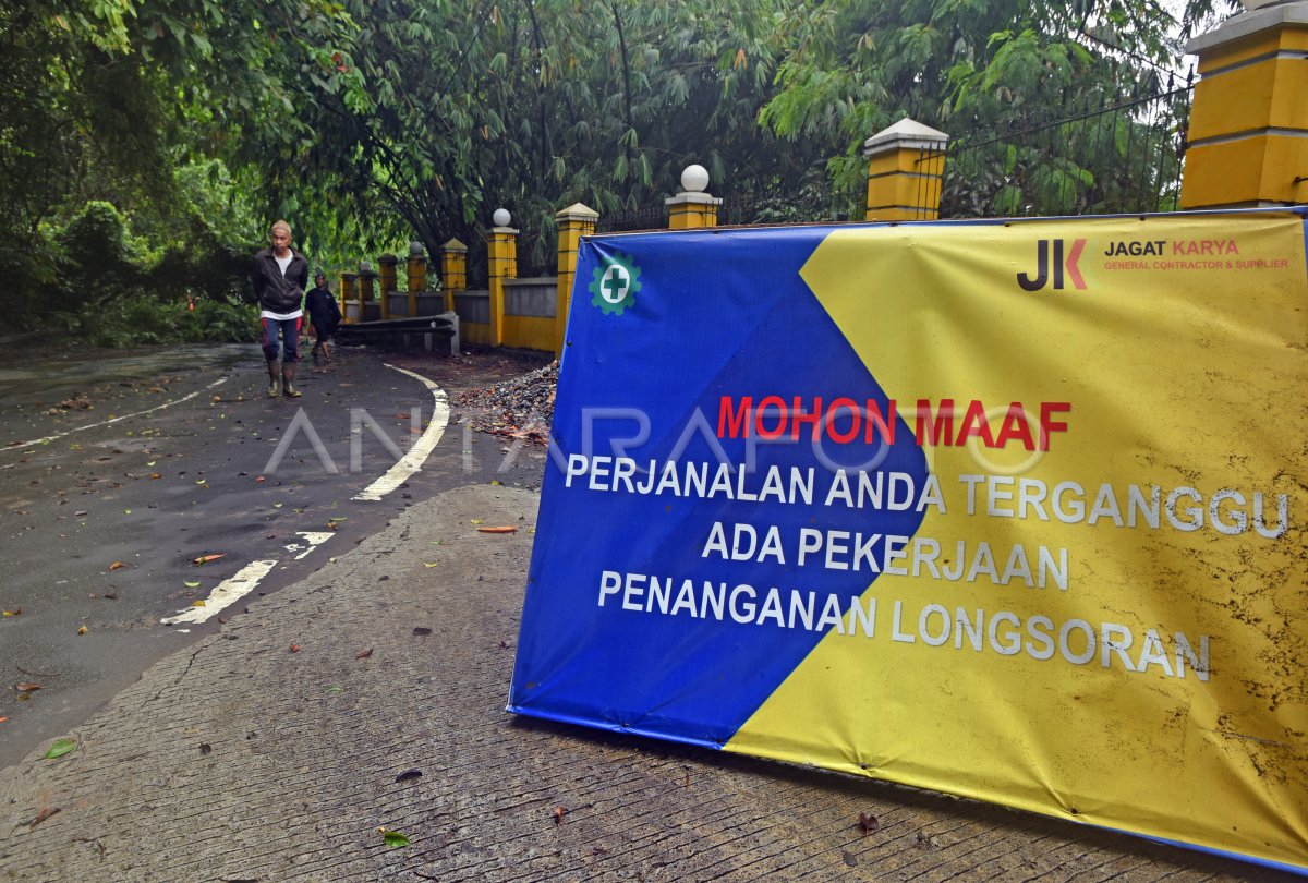 JALUR WISATA SERANG-ANYER TERTUTUP LONGSOR | ANTARA Foto JALUR WISATA SERANG-ANYER TERTUTUP LONGSOR | ANTARA Foto