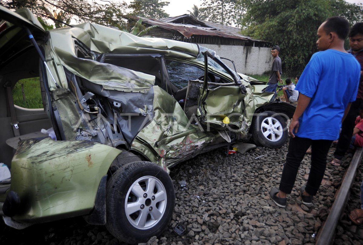 KERETA TABRAK MINIBUS | ANTARA Foto