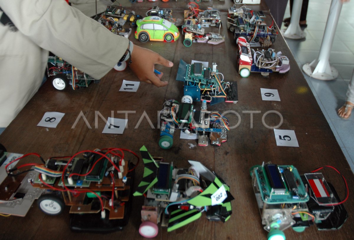 KOMPETISI ROBOT | ANTARA Foto