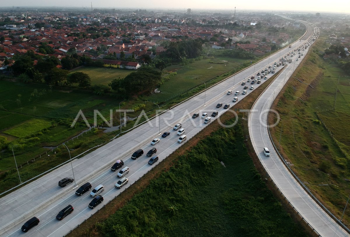 TOL PEJAGAN PEMALANG PADAT MERAYAP | ANTARA Foto