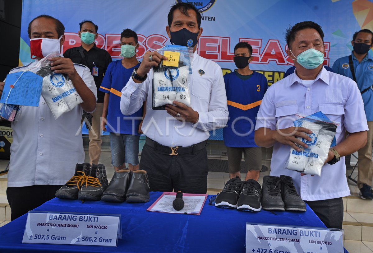 UNGKAP PENYELUNDUPAN SABU DALAM SEPATU | ANTARA Foto