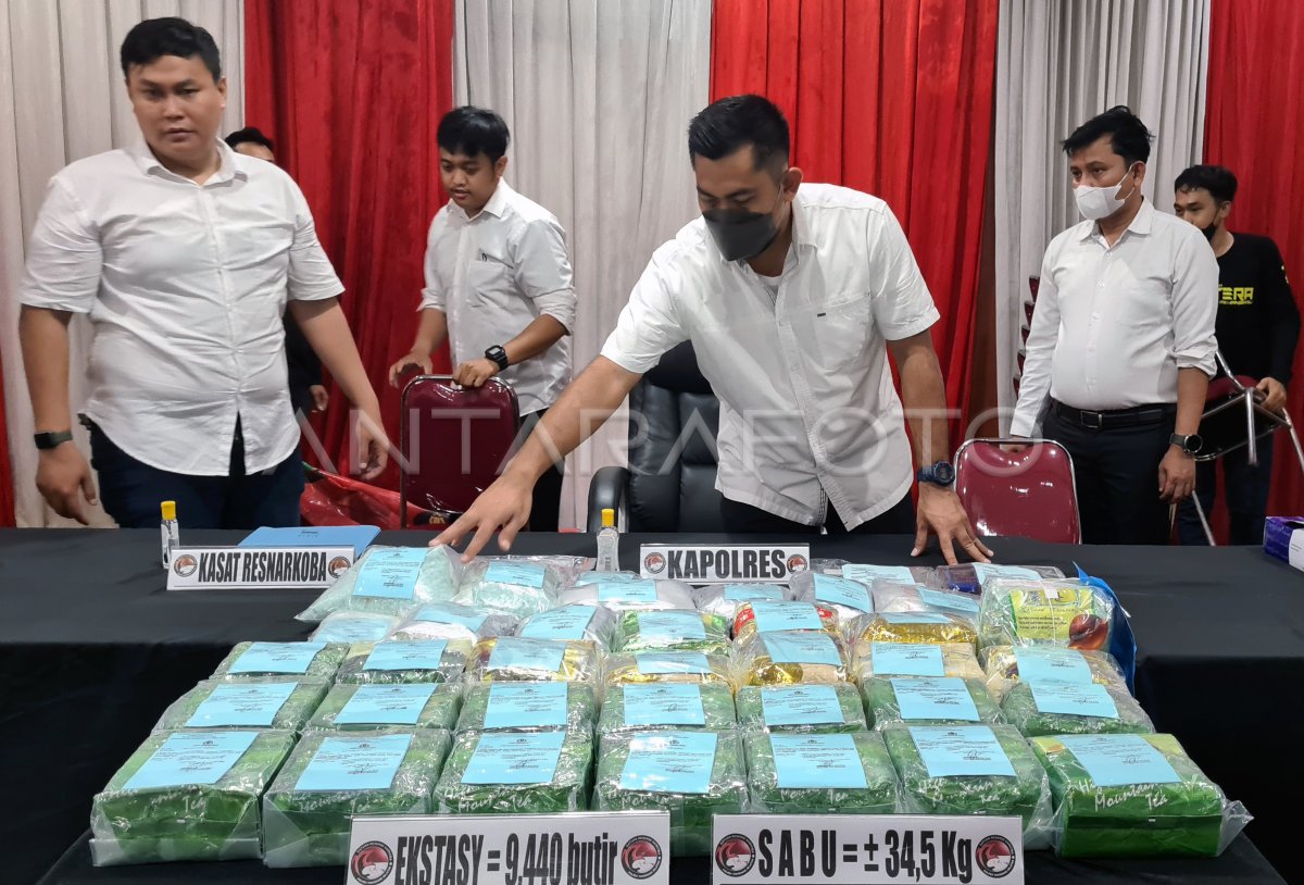 PENEGAHAN PENYELUNDUPAN 34 KG SABU DAN EKSTASI UNTUK PERAYAAN TAHUN BARU | ANTARA Foto