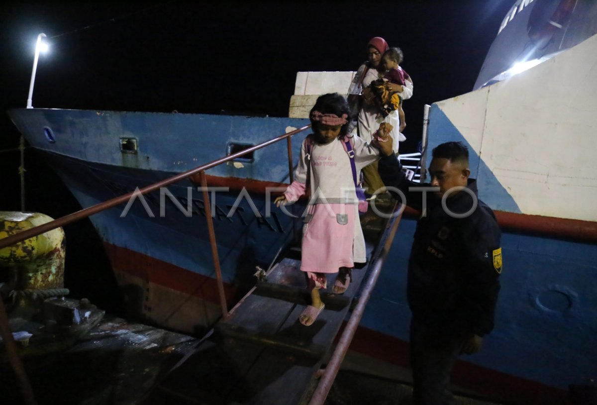 EVAKUASI KAPAL MEKAR TERATAI RUTE TERNATE-BABANG PULAU BACAN | ANTARA Foto