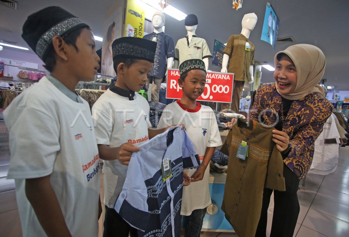 BELANJA LEBARAN BERSAMA ANAK YATIM | ANTARA Foto