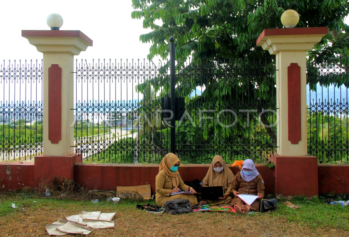 ASN MULAI BERKANTOR PASCAGEMPA BUMI SULBAR | ANTARA Foto ASN MULAI BERKANTOR PASCAGEMPA BUMI SULBAR | ANTARA Foto