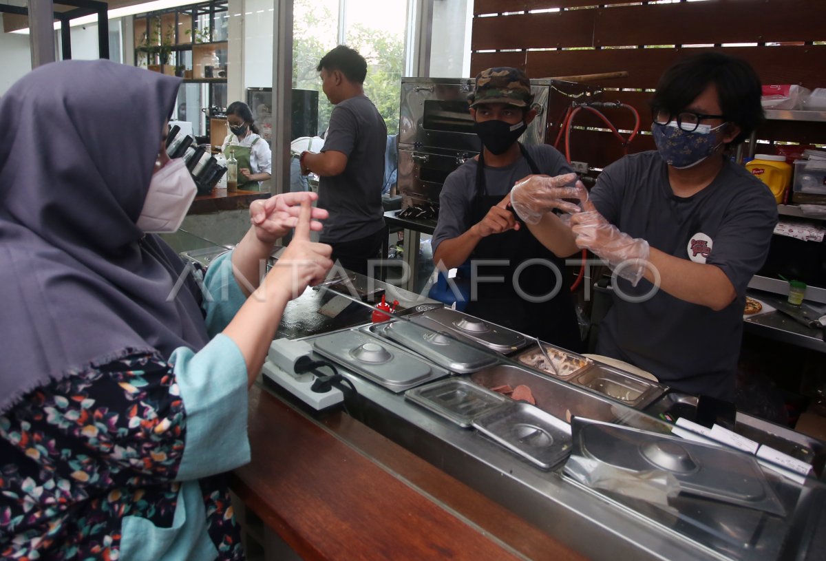 KAFE TEMAN TULI | ANTARA Foto KAFE TEMAN TULI | ANTARA Foto