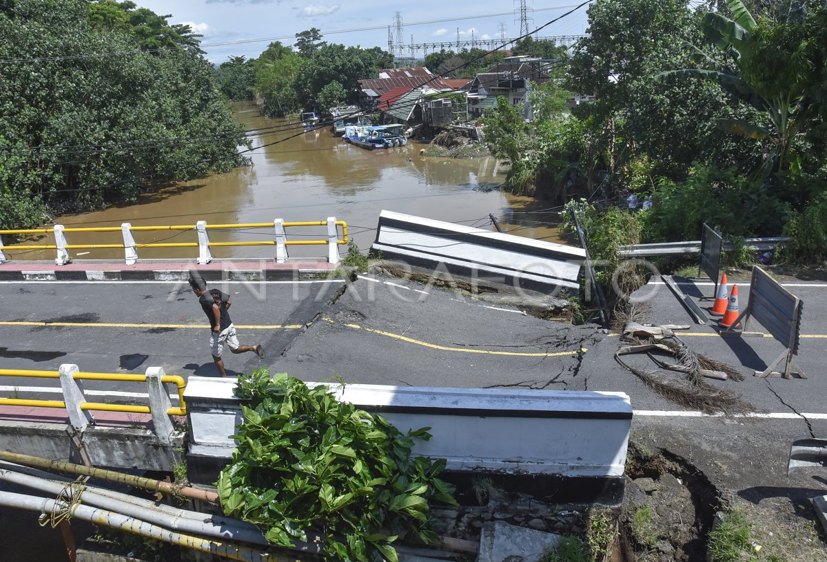 JEMBATAN RUSAK AKIBAT BANJIR | ANTARA Foto JEMBATAN RUSAK AKIBAT BANJIR | ANTARA Foto