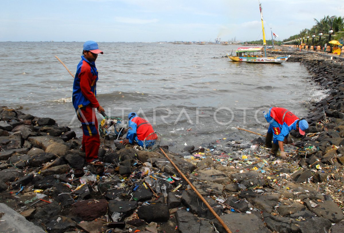 SAMPAH TELUK JAKARTA | ANTARA Foto SAMPAH TELUK JAKARTA | ANTARA Foto