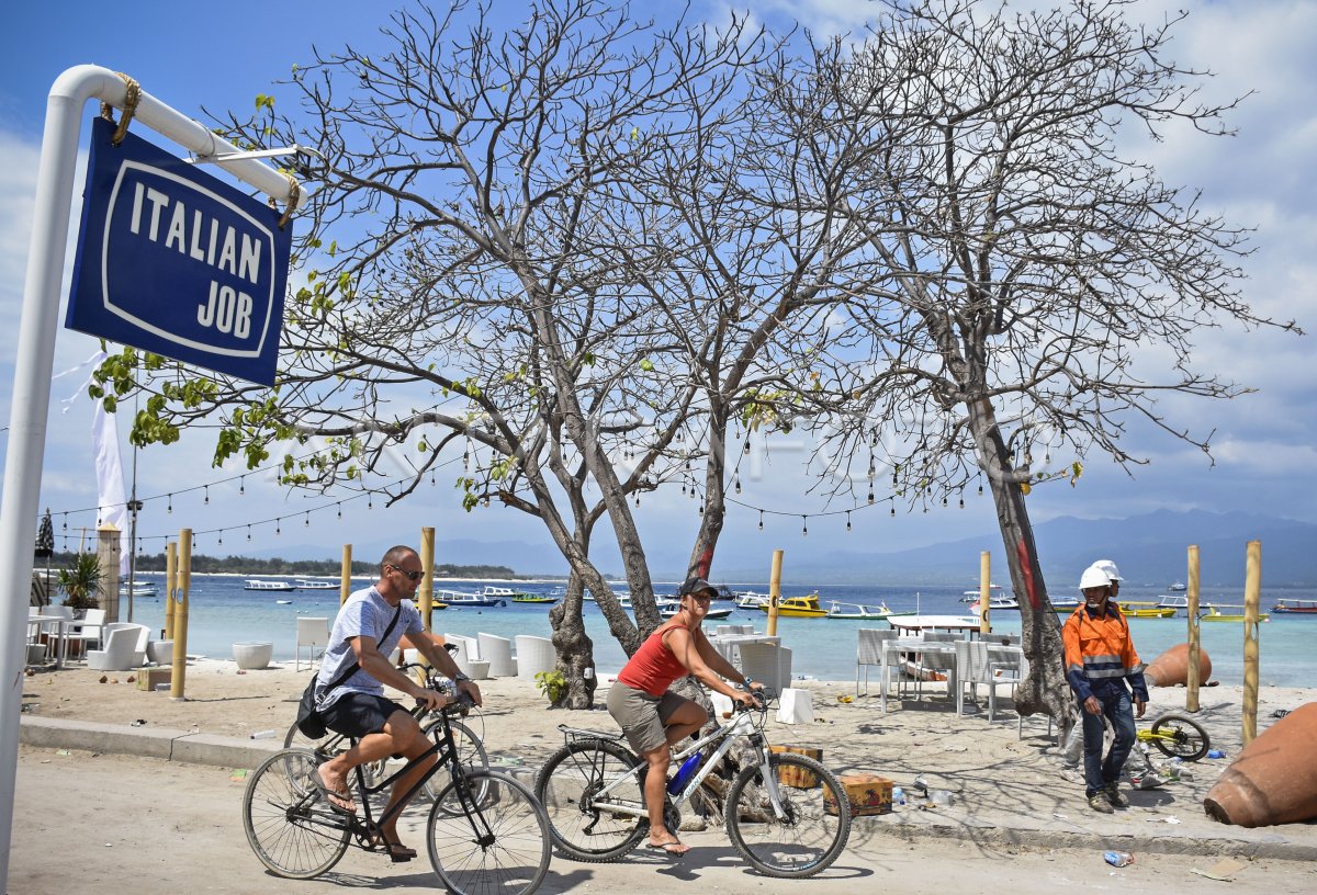 WISATAWAN DI GILI TRAWANGAN | ANTARA Foto WISATAWAN DI GILI TRAWANGAN | ANTARA Foto