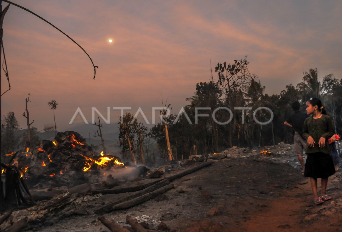 KEBAKARAN DI KAMPUNG ADAT BADUY | ANTARA Foto