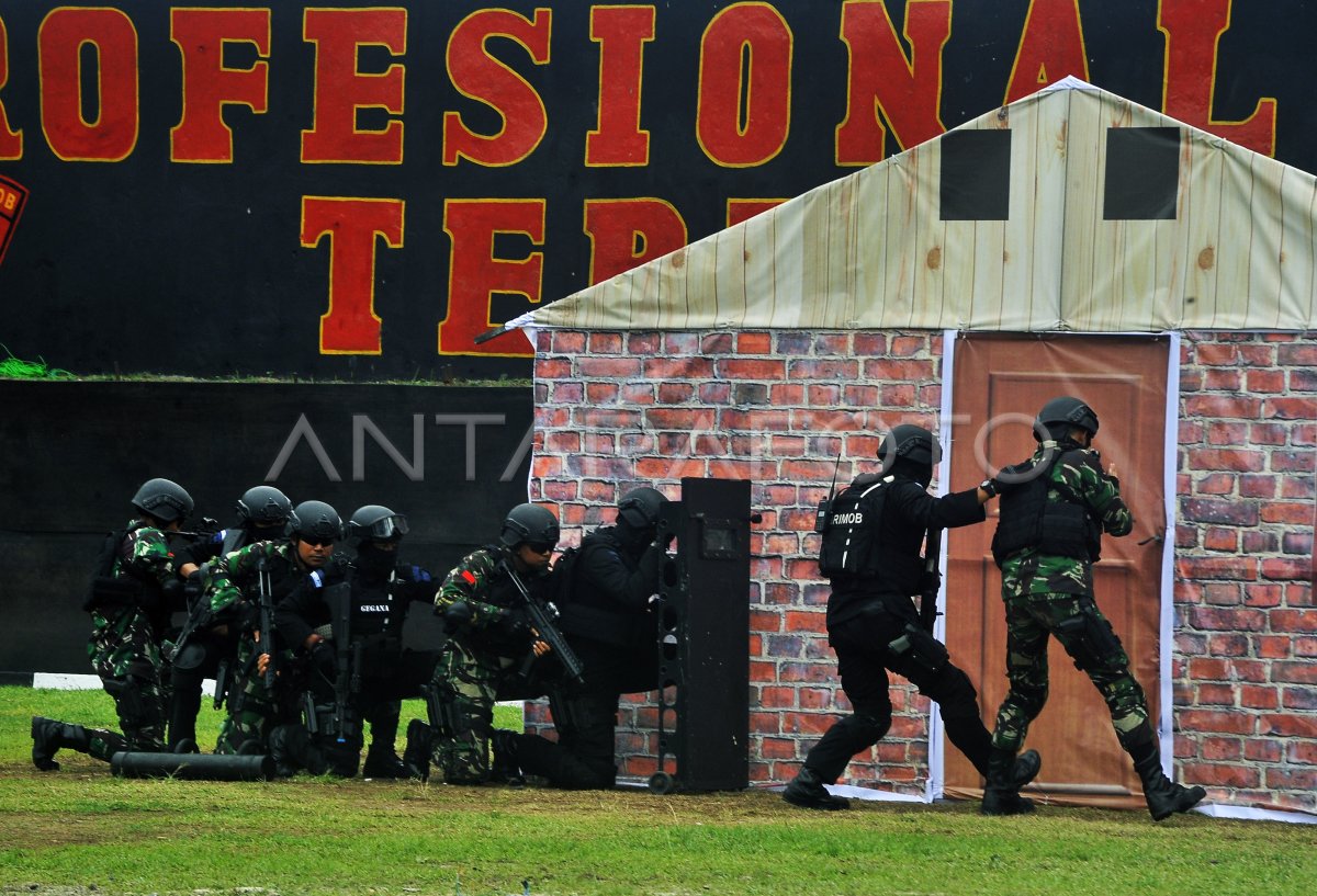 ATRAKSI HUT BRIMOB | ANTARA Foto