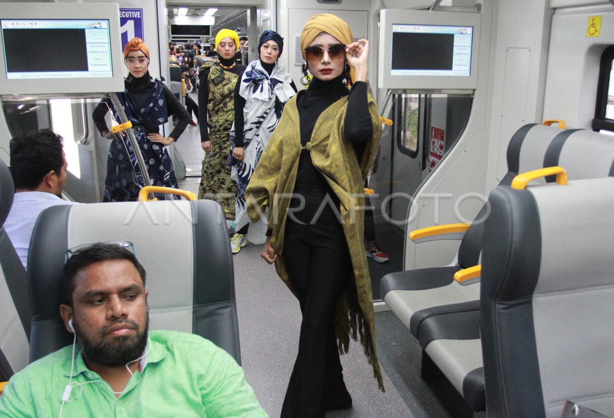 FASHION SHOW DI KERETA BANDARA | ANTARA Foto