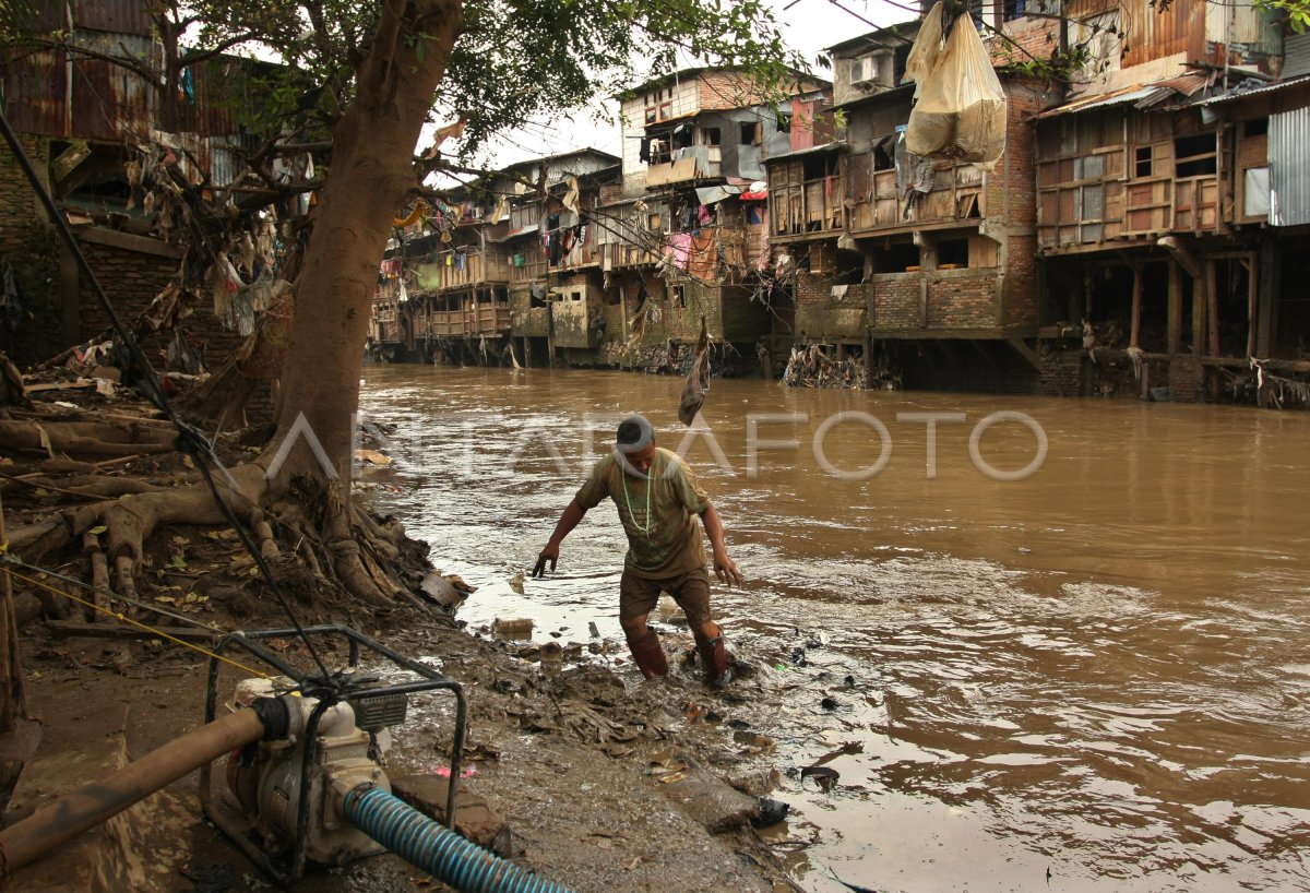 RENCANA RELOKASI WARGA KALI CILIWUNG | ANTARA Foto RENCANA RELOKASI WARGA KALI CILIWUNG | ANTARA Foto