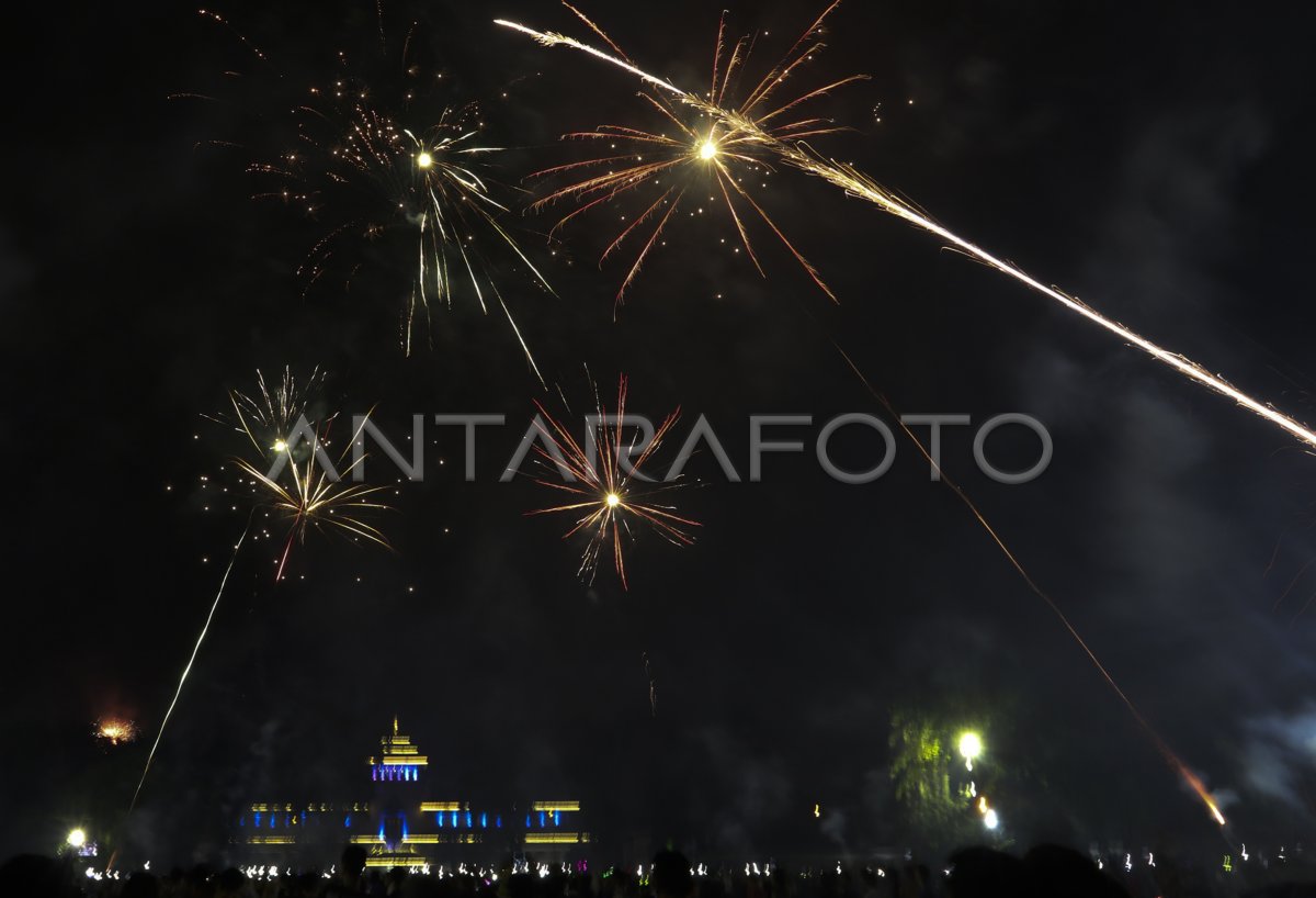 MALAM TAHUN BARU DI BANDUNG | ANTARA Foto