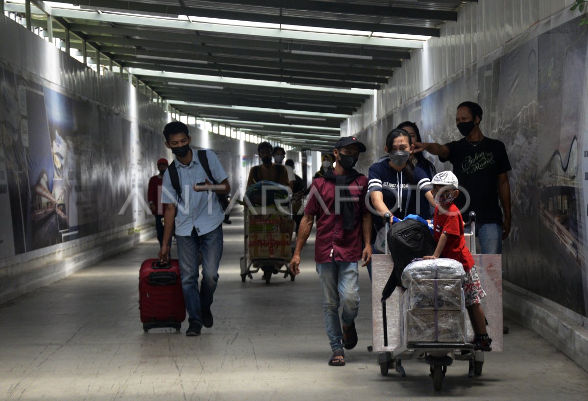 PEMUDIK BANDARA INTERNASIONAL SULTAN HASANUDDIN | ANTARA Foto