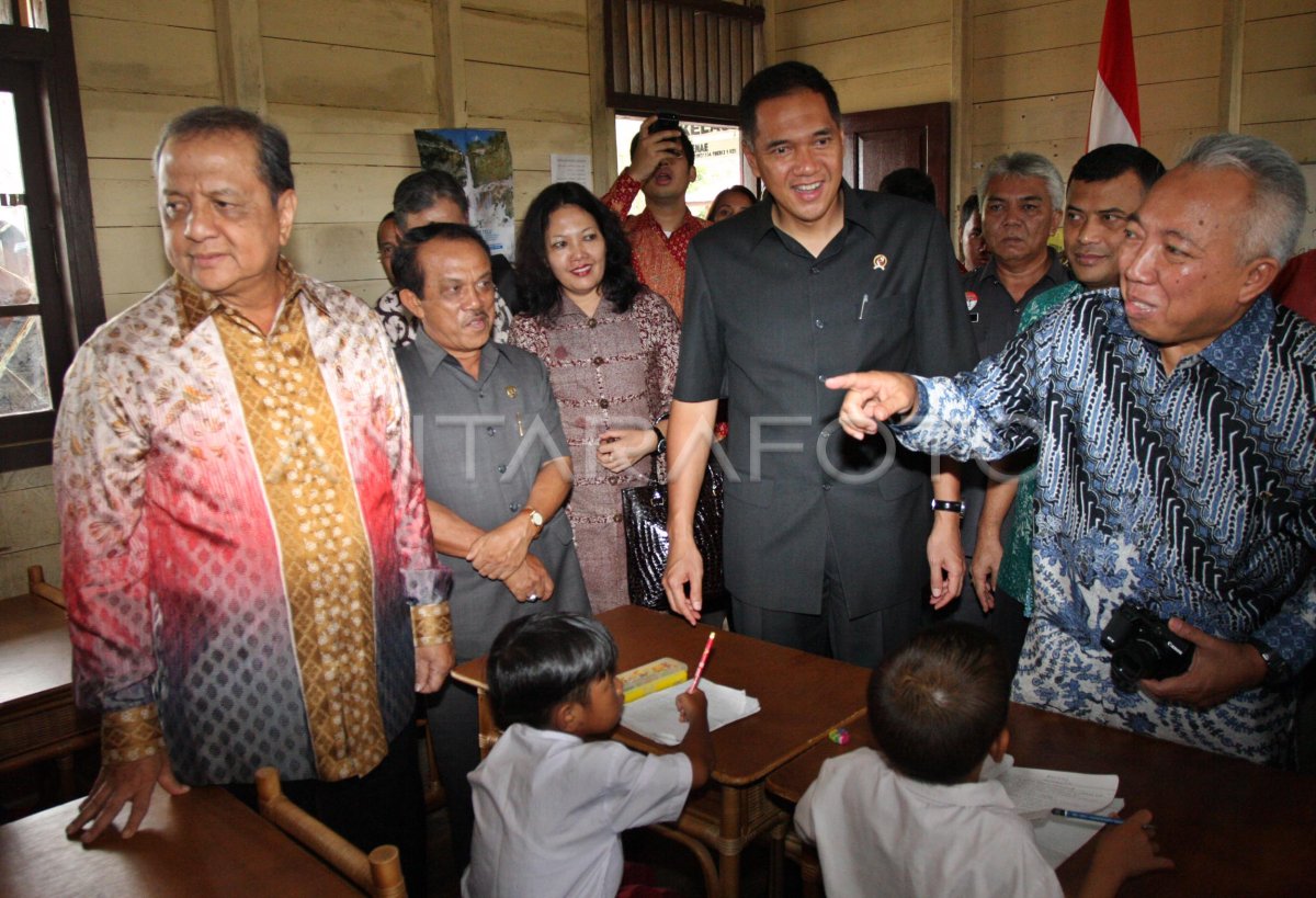 KUNJUNGI SEKOLAH DASAR. | ANTARA Foto KUNJUNGI SEKOLAH DASAR. | ANTARA Foto