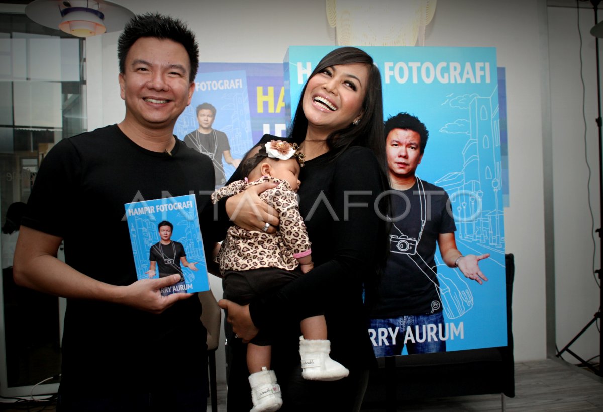 BUKU FOTOGRAFI JERRY | ANTARA Foto BUKU FOTOGRAFI JERRY | ANTARA Foto