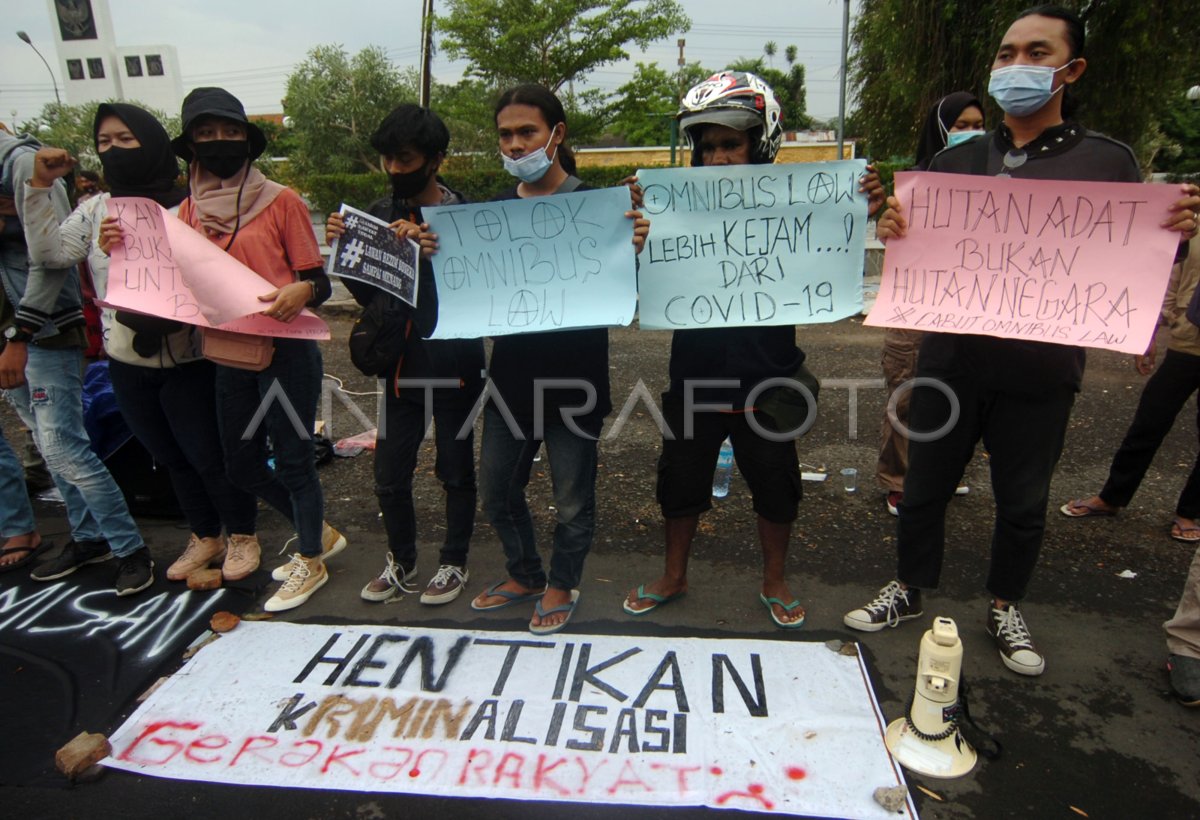 AKSI DAMAI TOLAK OMNIBUS LAW | ANTARA Foto