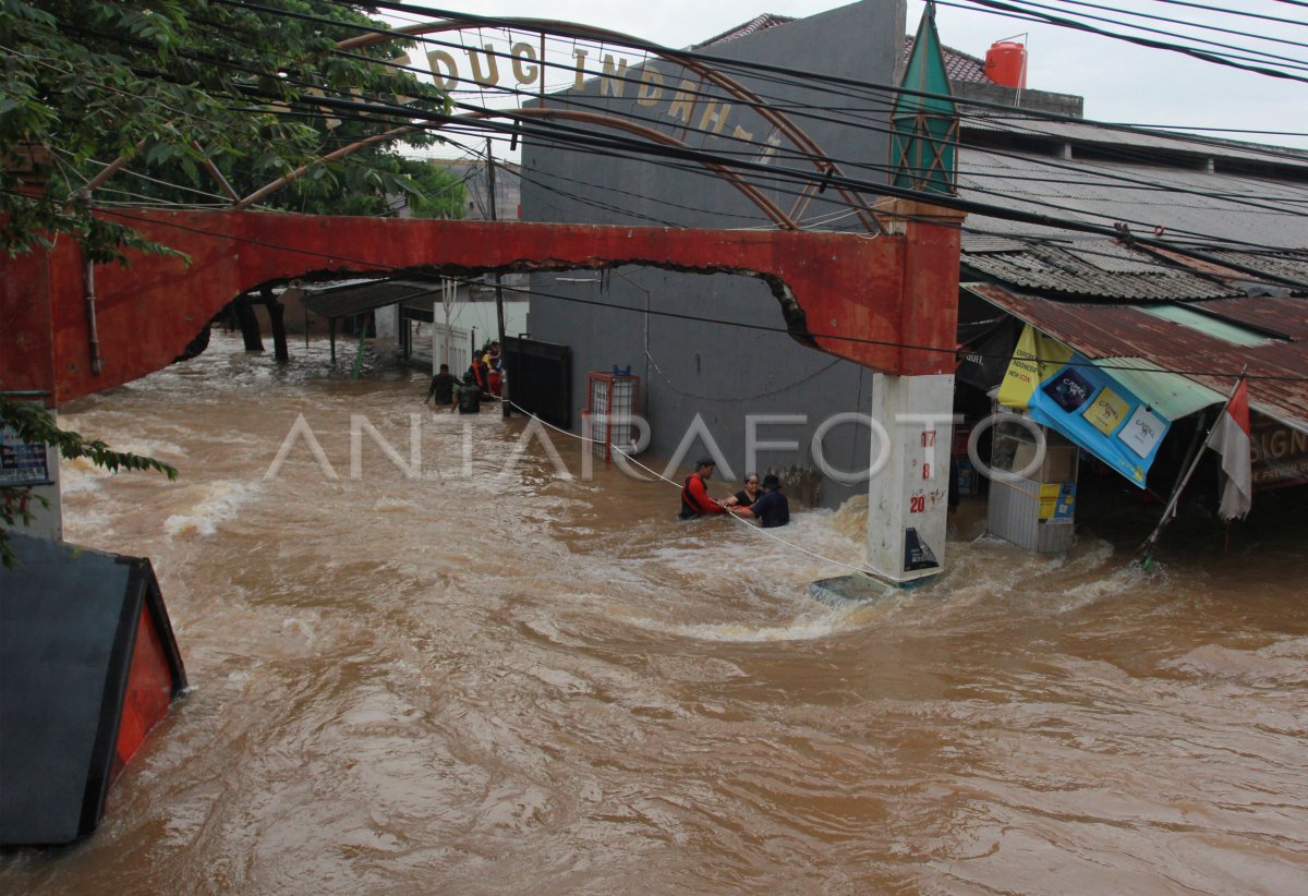 BANJIR DI CILEDUG INDAH | ANTARA Foto BANJIR DI CILEDUG INDAH | ANTARA Foto