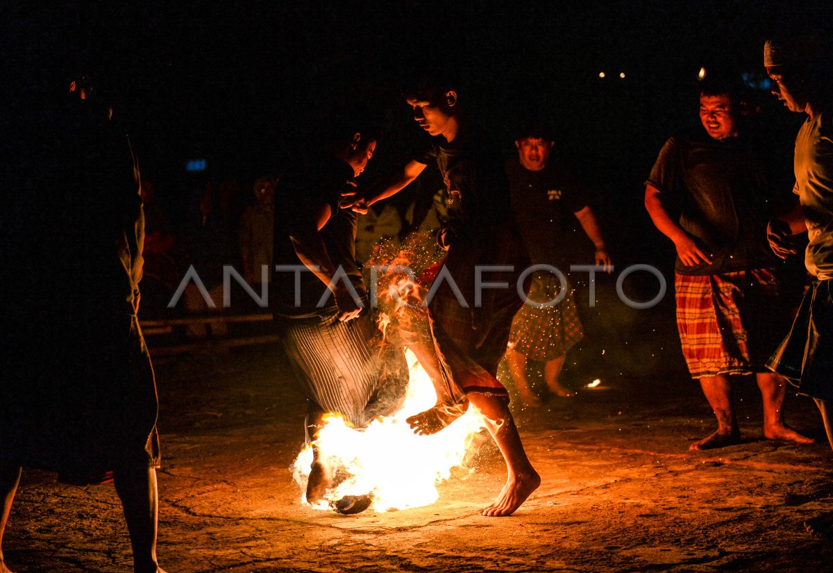 Permainan sepak bola api di Kabupaten Bandung | ANTARA Foto