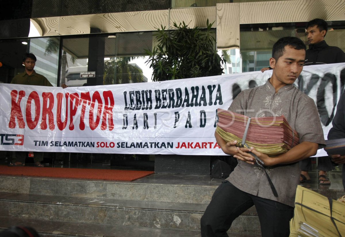 LAPORAN DUGAAN KORUPSI. | ANTARA Foto LAPORAN DUGAAN KORUPSI. | ANTARA Foto