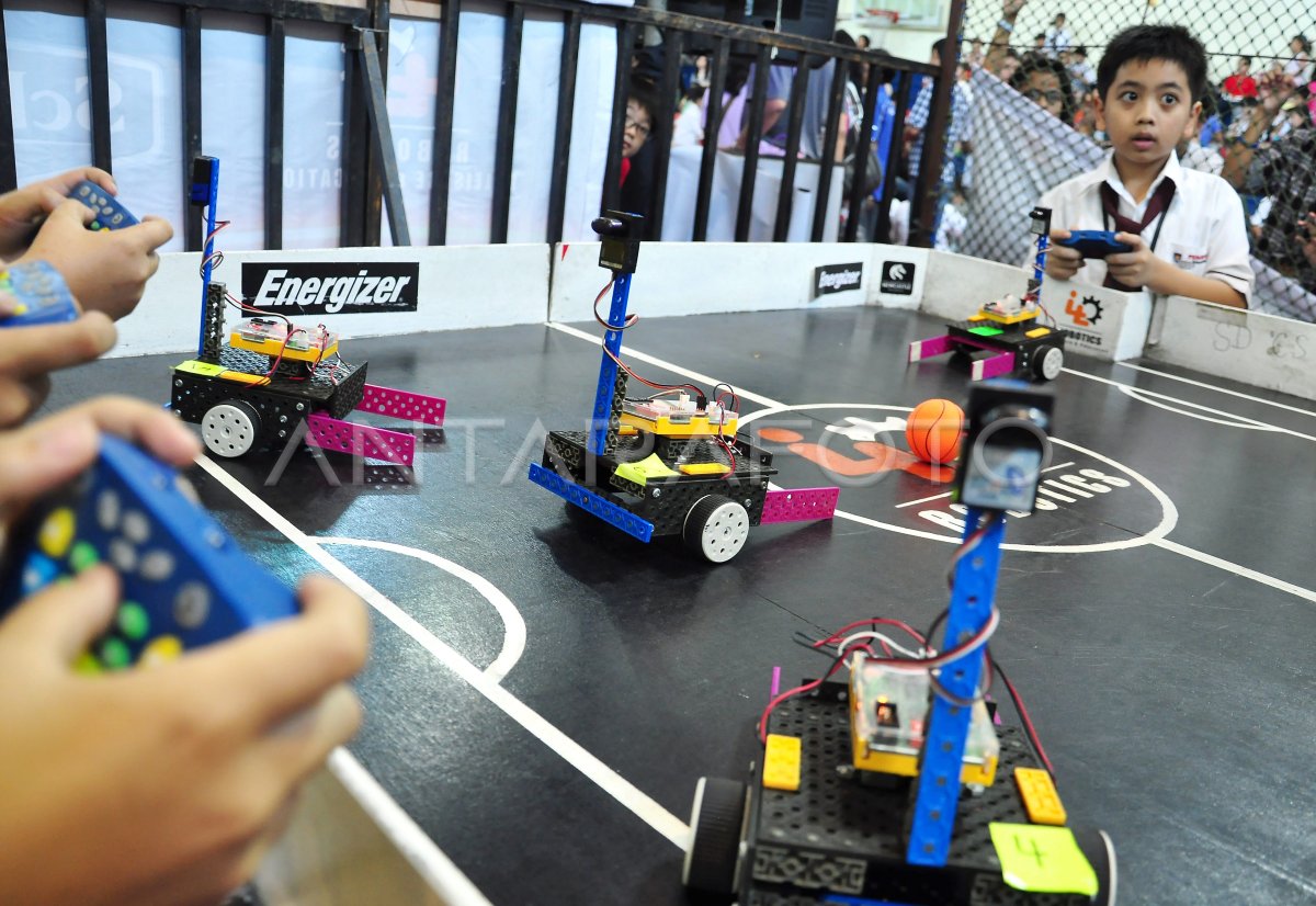 KOMPETISI ROBOT | ANTARA Foto