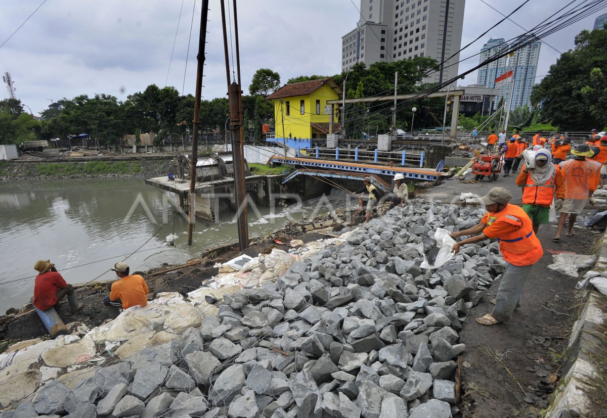 PERBAIKAN TANGGUL DIPERCEPAT | ANTARA Foto